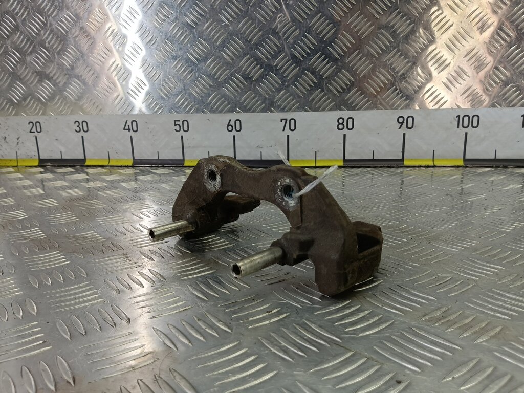 Скоба суппорта передняя Б/У для FORD Focus II рестайлинг (2007—2011) 1471710