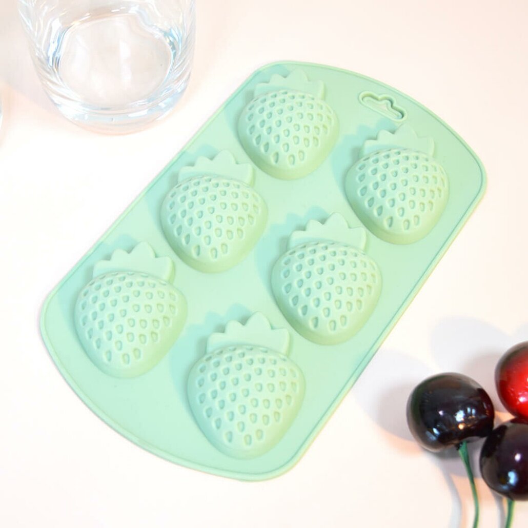 Форма силиконовая «YH‑768» — 6 ячеек в виде клубники, 19×13 см, светло‑зеленый, гибкая, легко извлекает лёд