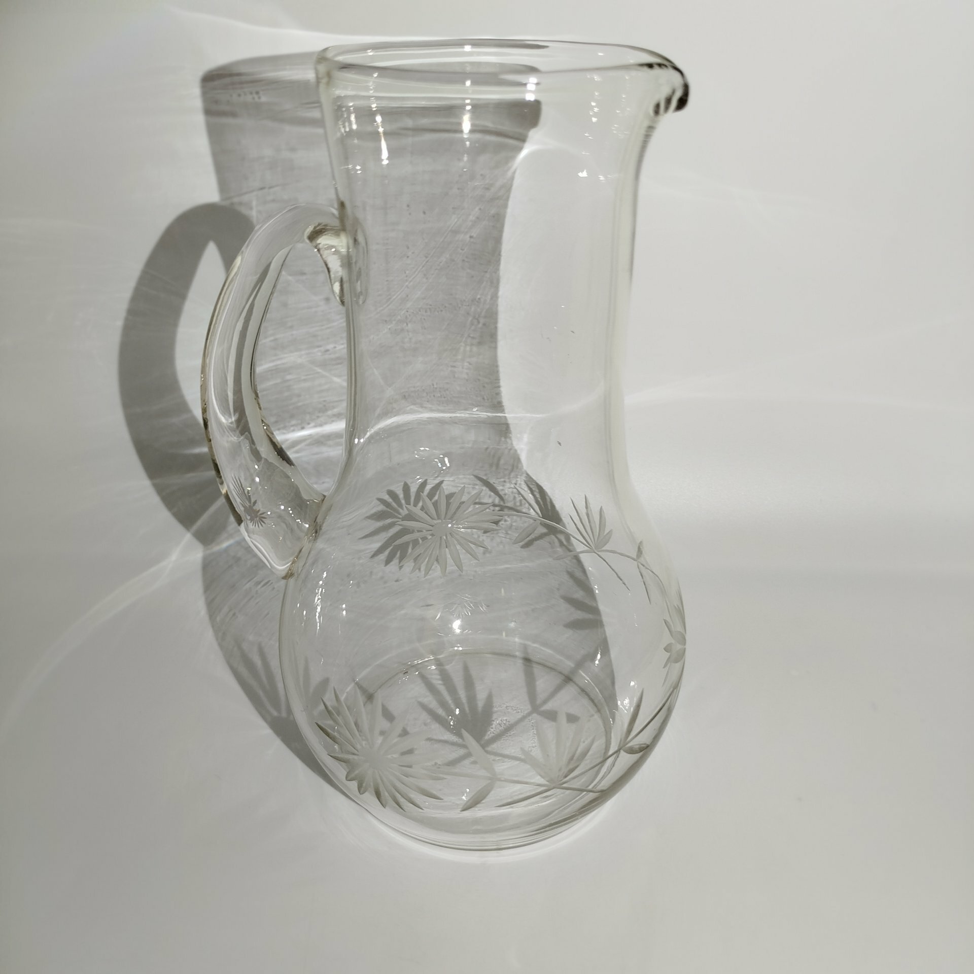 Кувшин, украшеный цветочным декором, стекло, алмазная грань, СССР, 1970-1990 гг.