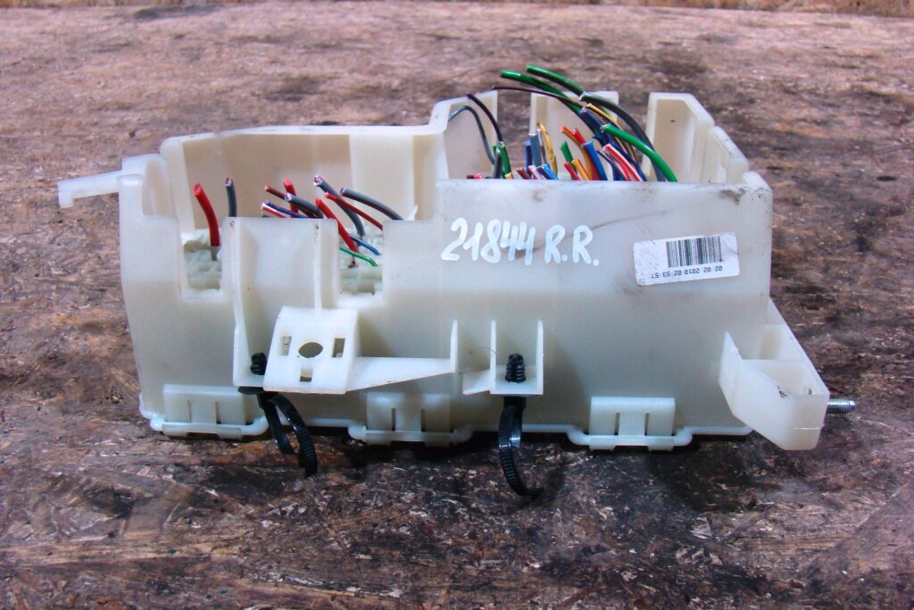 Freelander 2 Блок предохранителей салонный LR002154