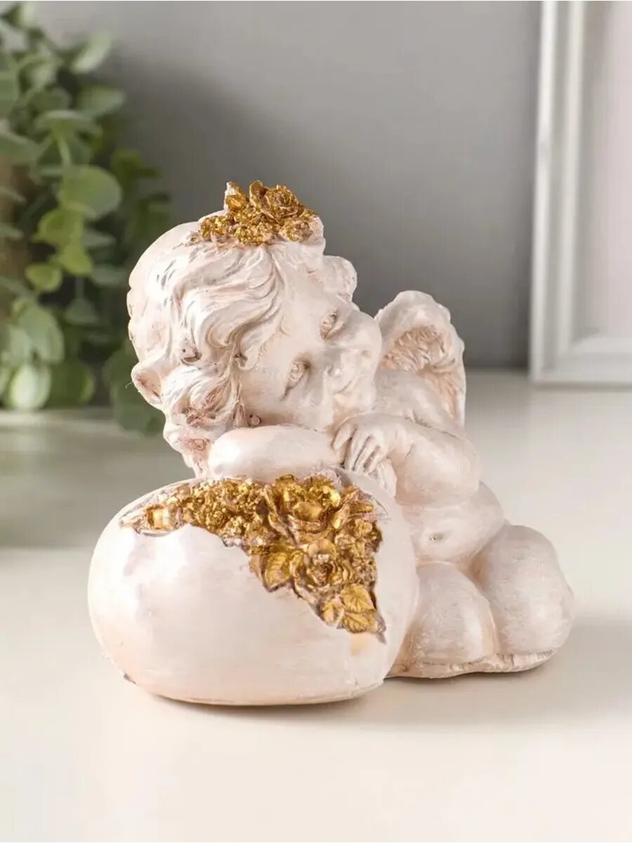 Очаровательная фигура ангелочка на сердце