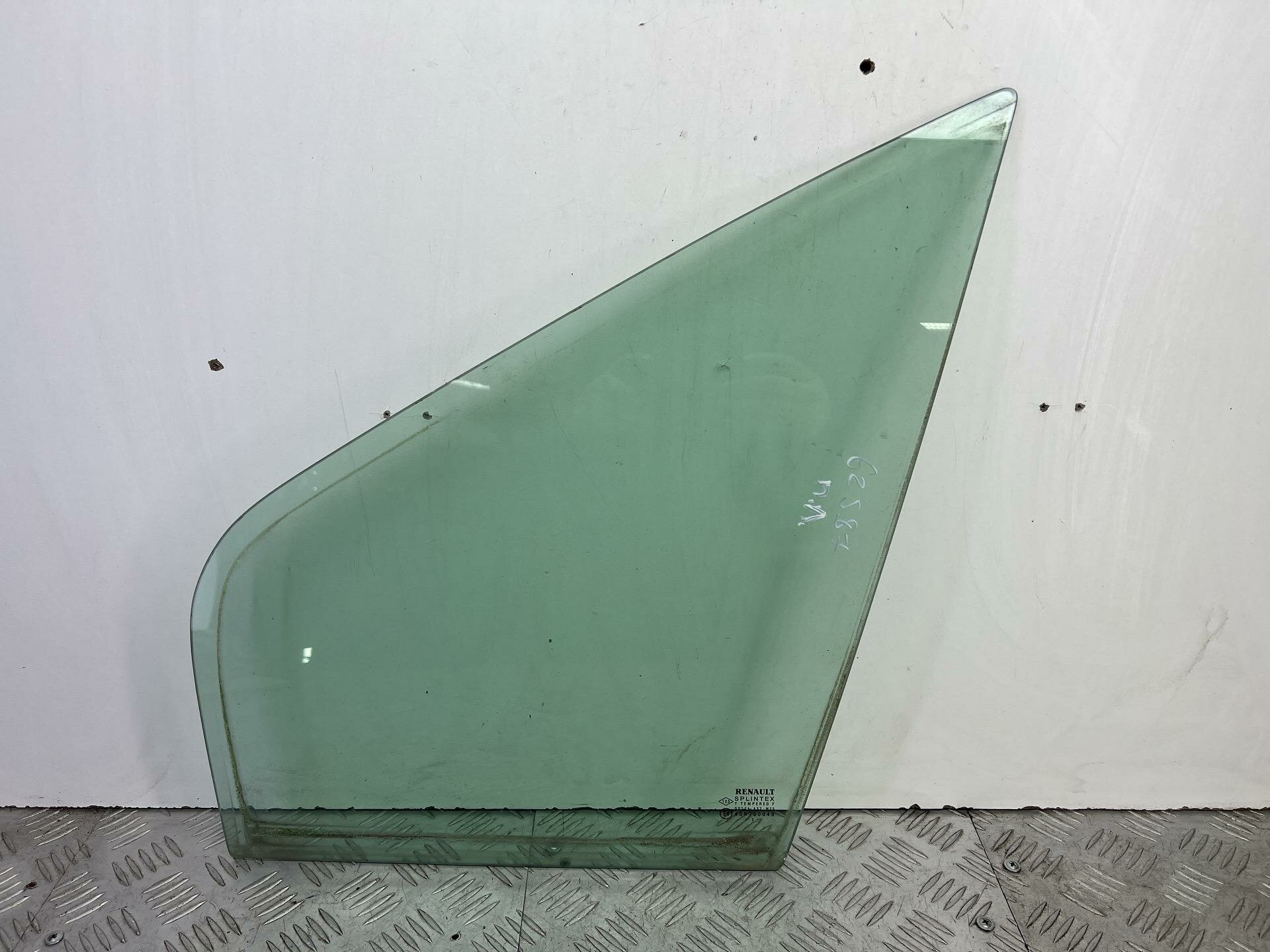 Форточка двери передней левой Renault Scenic рест. 2002