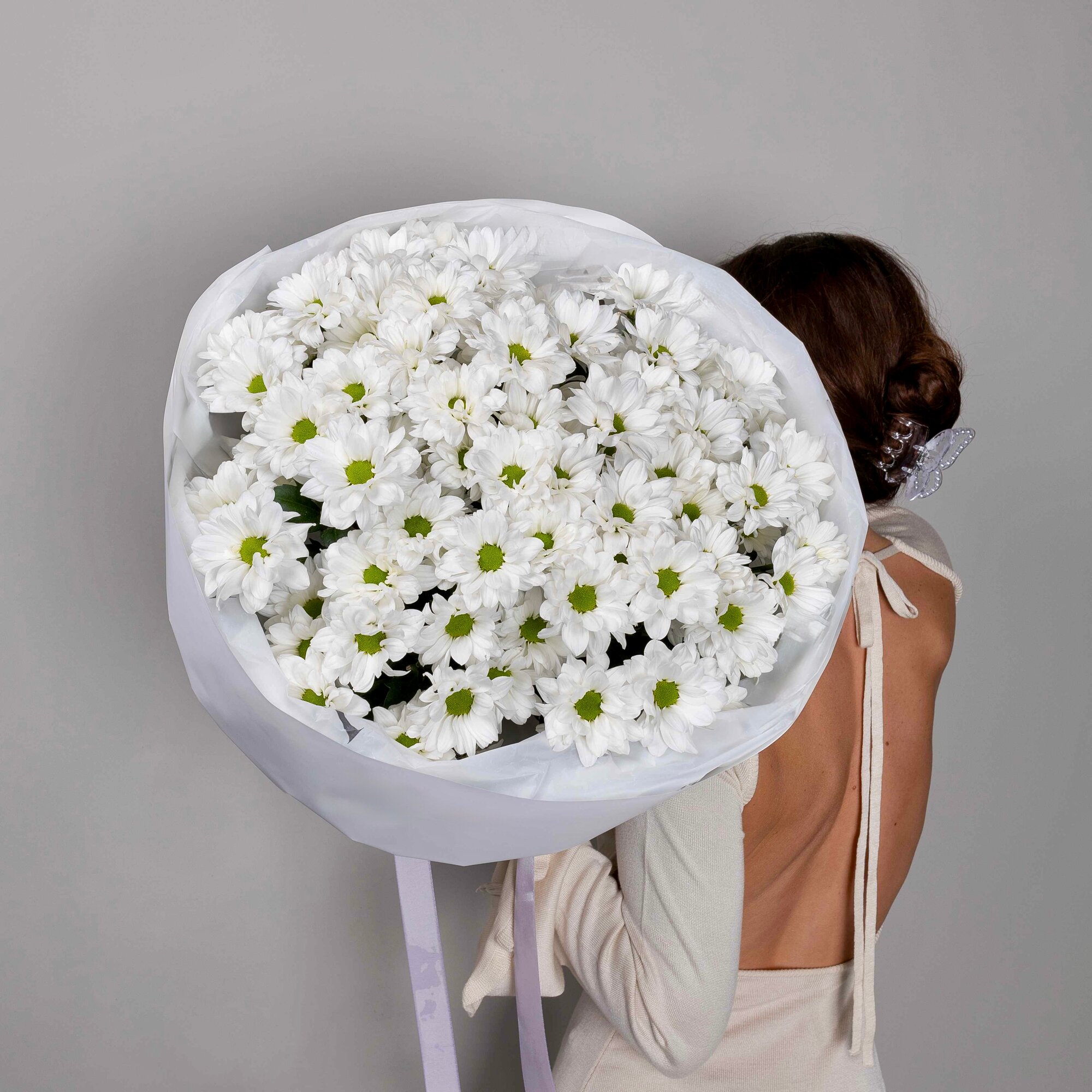 Монобукет из 9 белых кустовых ромашковых хризантем в упаковке