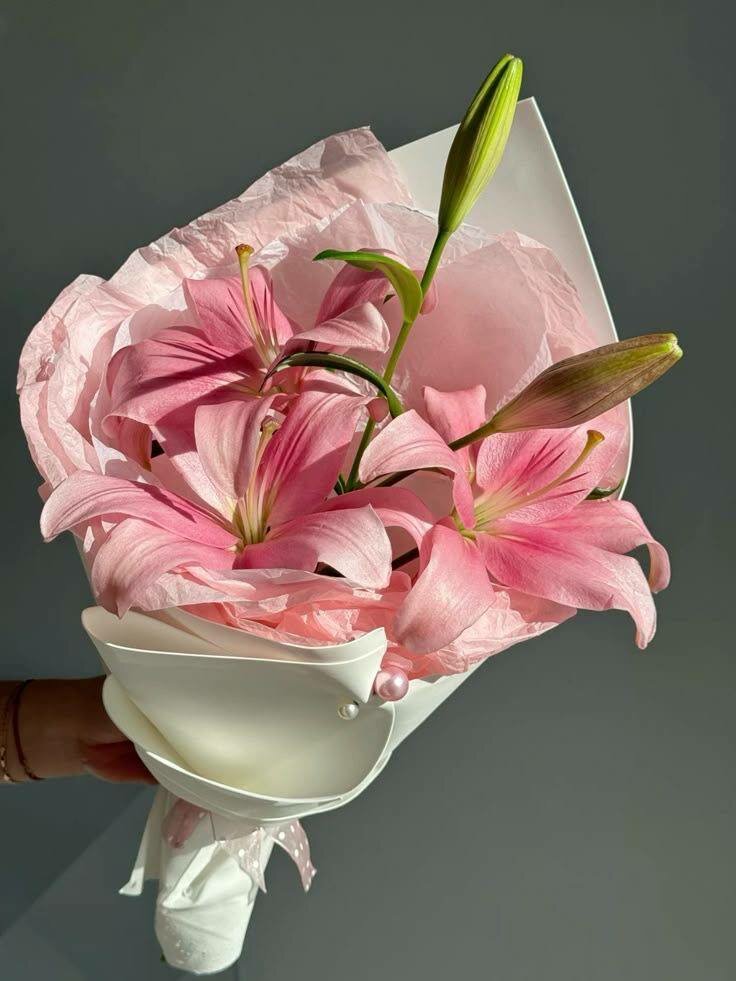 Монобукет "Лилии", для учителя, высота 60см, 8 цветков, белая упаковка