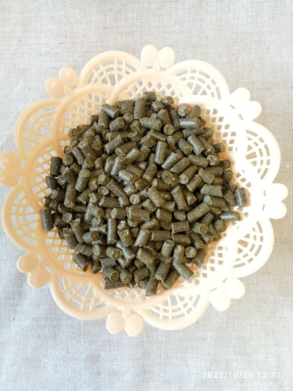 Лакомство для шиншилл, хомяков, морских свинок, дегу, крыс, песчанок ChinZoo гранулы разнотравья с облепихой 100 гр.