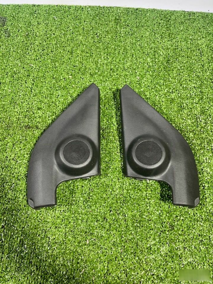 Уголок обшивки двери передний Suzuki Ignis 2