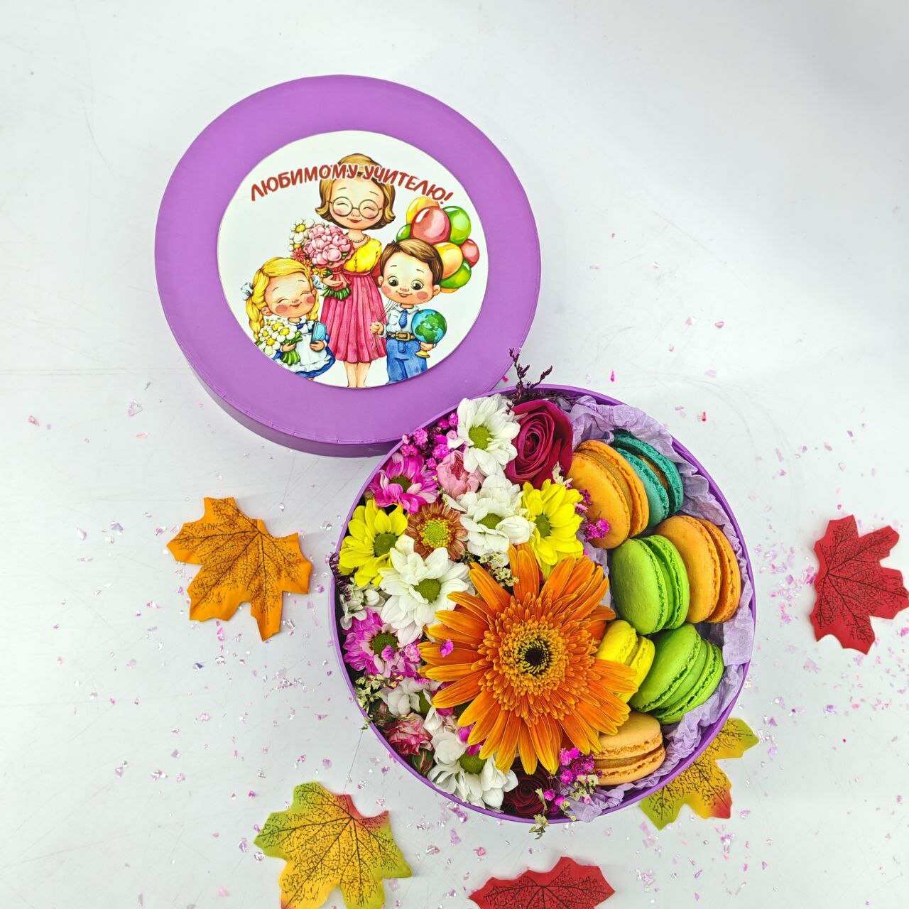 Коробочка с цветами и пирожными макарони. Подарок "Дорогому учителю" на День учителя, 1 сентября, выпускной