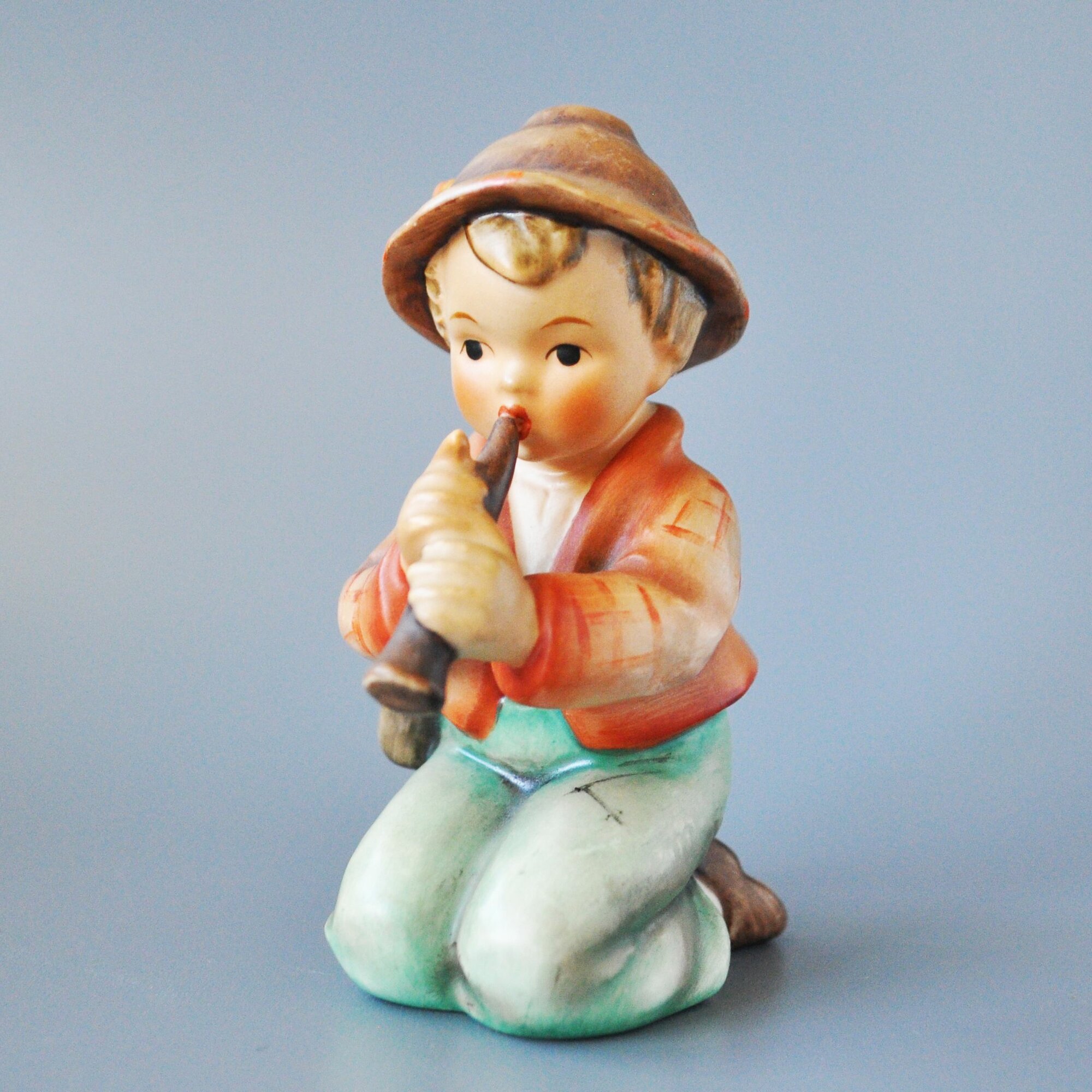 Коллекционная статуэтка "Мальчик с дудочкой". Фарфор, ручная роспись. Германия, Goebel-Hummel, 1964-72 гг.