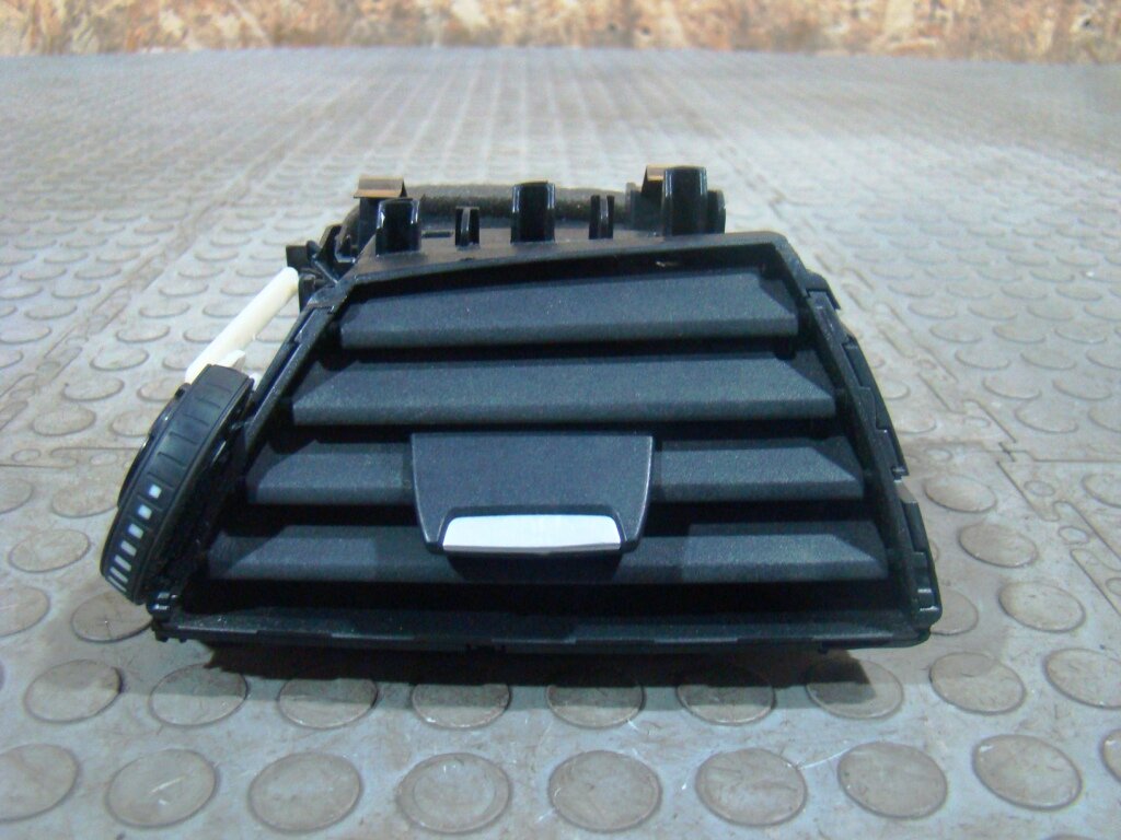 BMW 1 F20 Дефлектор воздушный правый 64229205356