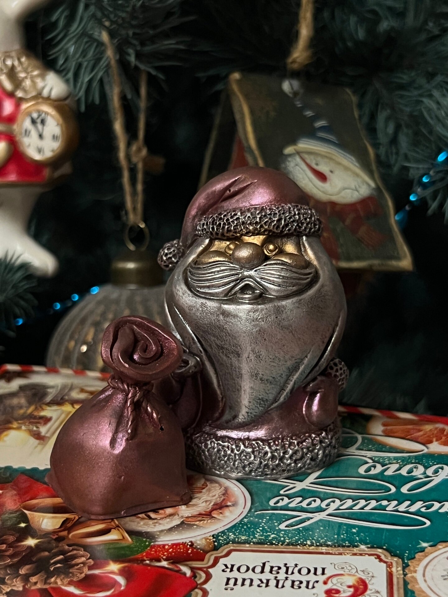 Шоколадная фигура "Дед мороз с мешком" , темный бельгийский шоколад, ручная работа