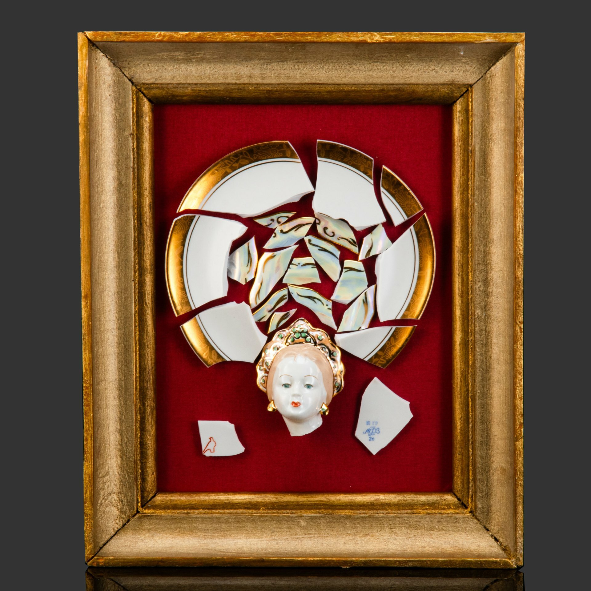 Настенная композиция из осколков битой посуды заводов ЛФЗ и Дулево