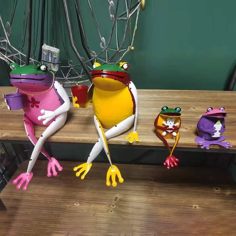 Металлическая скульптура лягушки 4 frogs