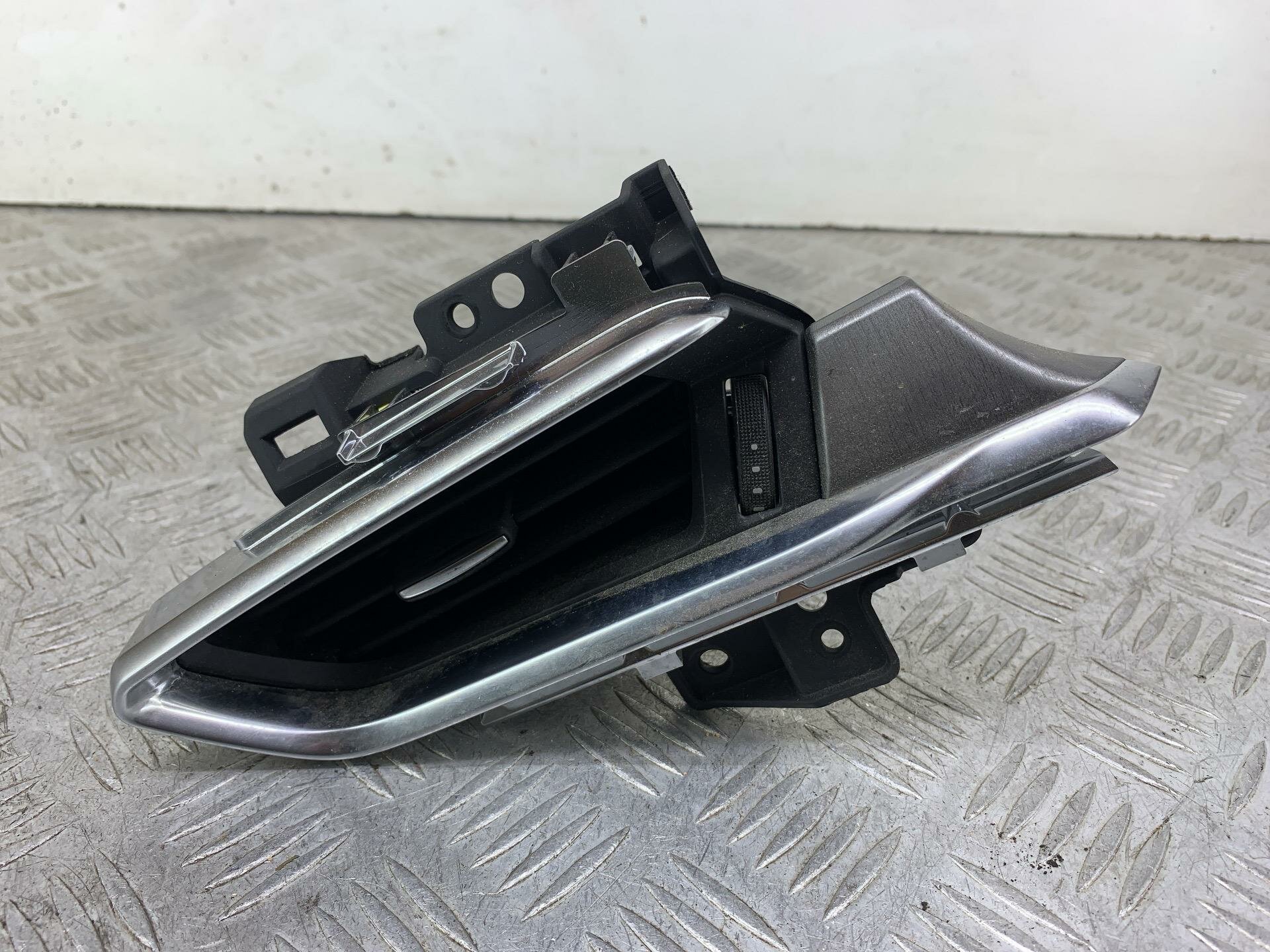 Дефлектор обдува салона левый Mazda 6 3 2-й рест. 2020 GBEF55443