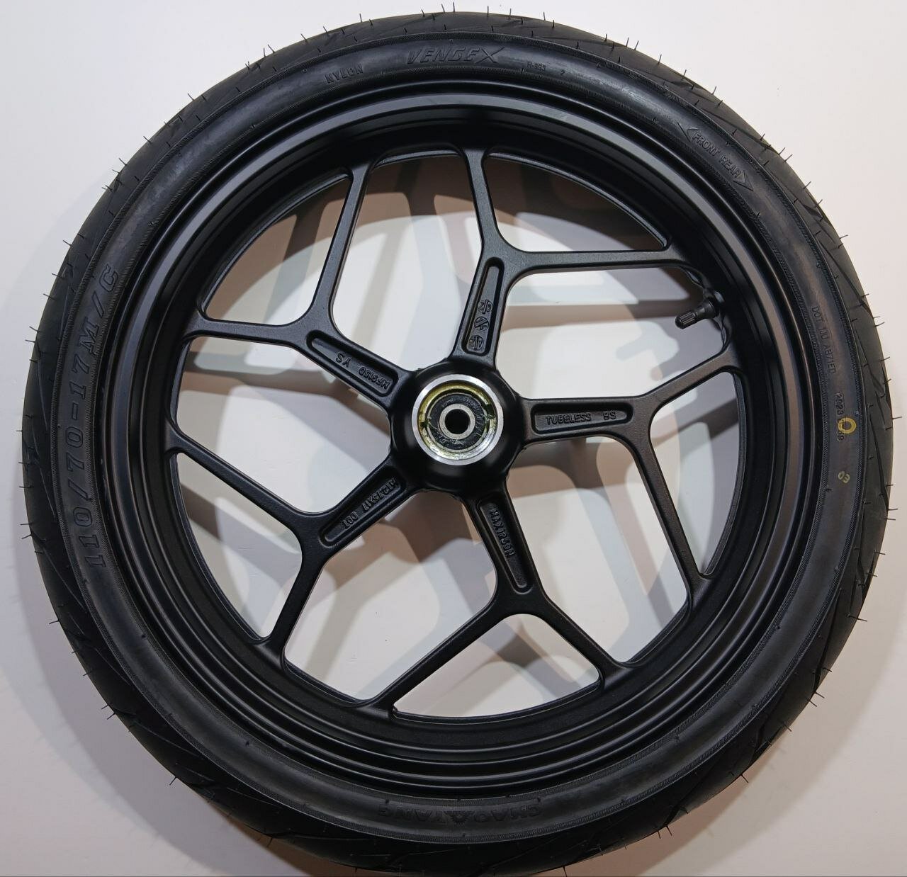 Колесо переднее в сборе 110/70-17 под ось Ф15мм мотоцикл Motoland 300 DF BIG BORE