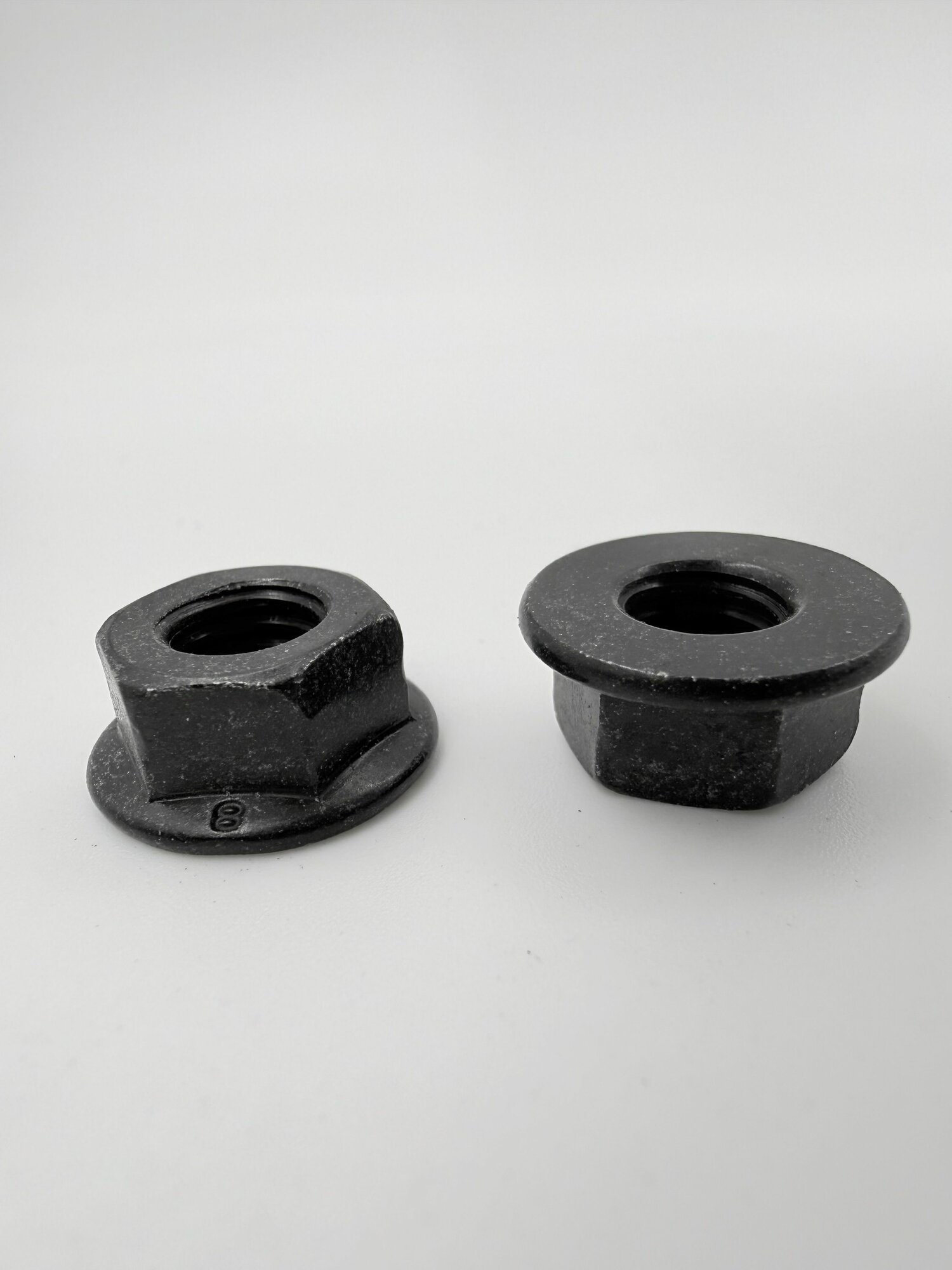 N02300311 Гайка М8х1,25 VAG самоконтрящаяся шестигранная черная (самостопор.)