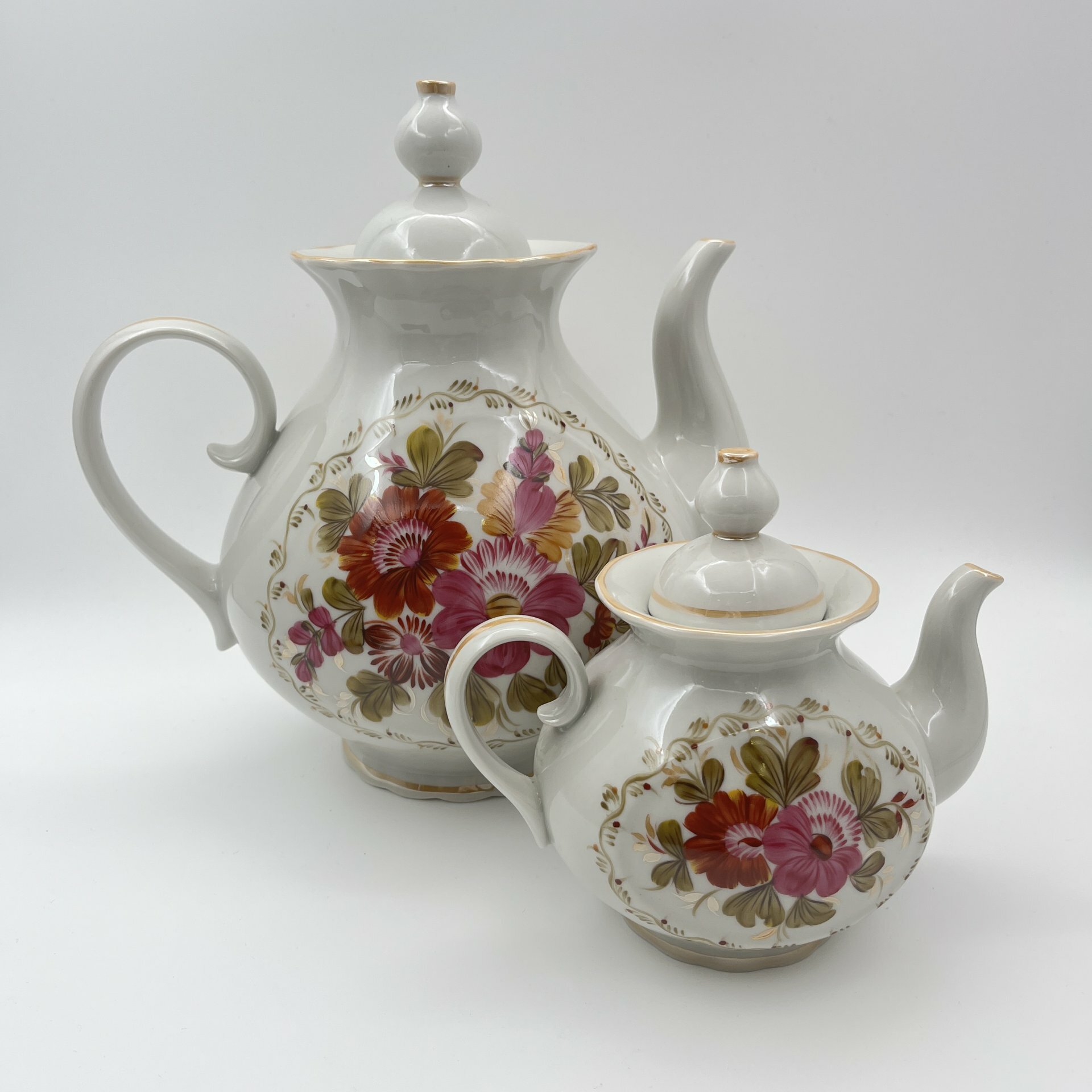 Набор из двух чайников (доливной и заварочный) с цветочным декором, фарфор
