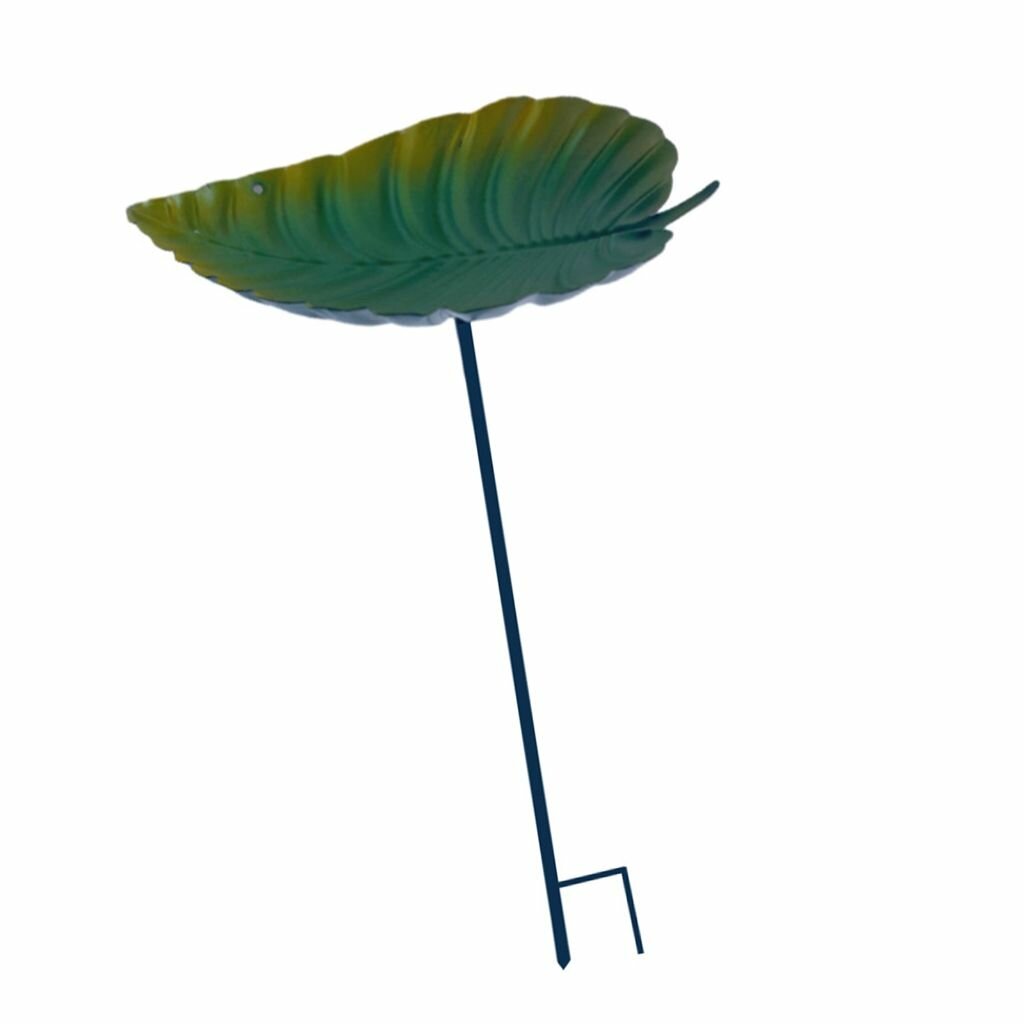 Уничтожение в ванне с железными птицами на открытом воздухе