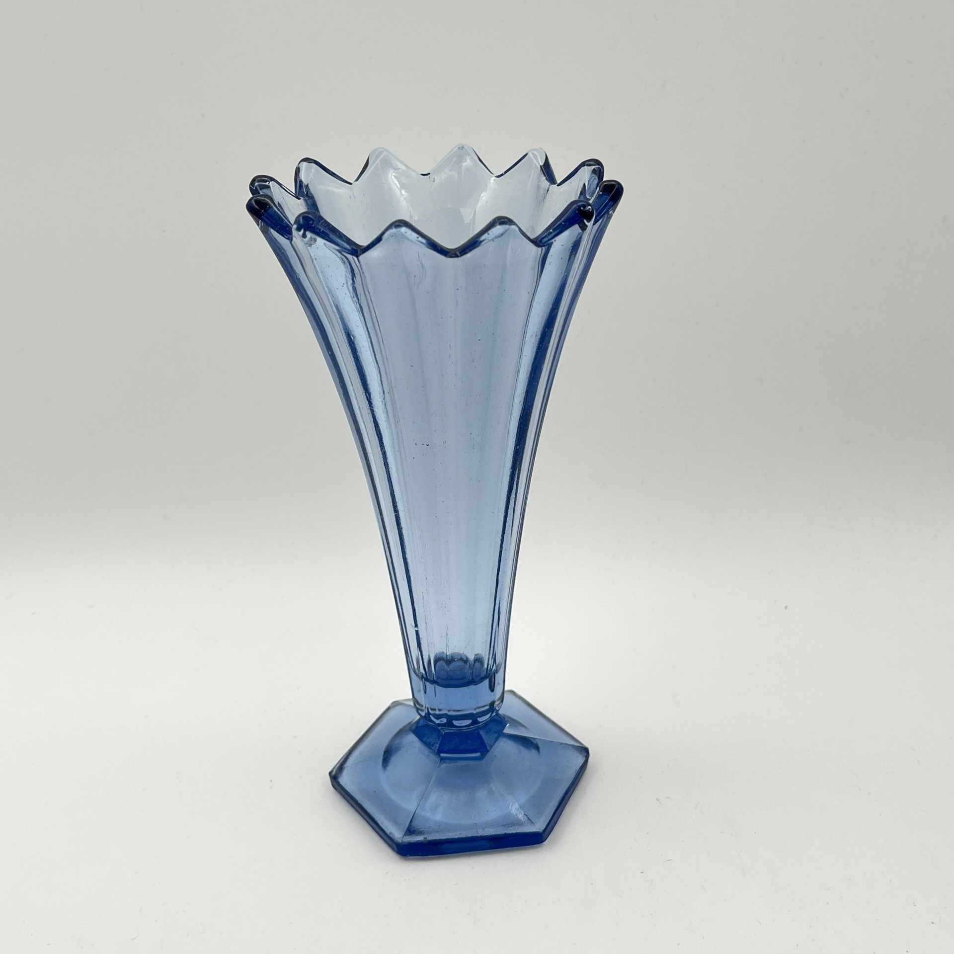 Ваза для цветов голубого оттенка, стекло, пресс, Стеклозавод «Неман», СССР