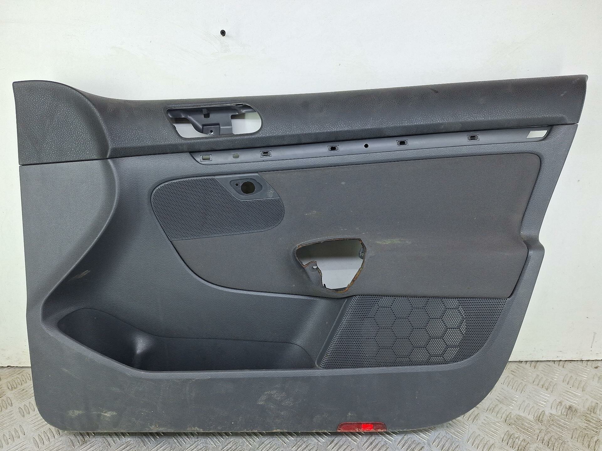 Обшивка двери передней правой Volkswagen Golf 5 2007 1K4867012