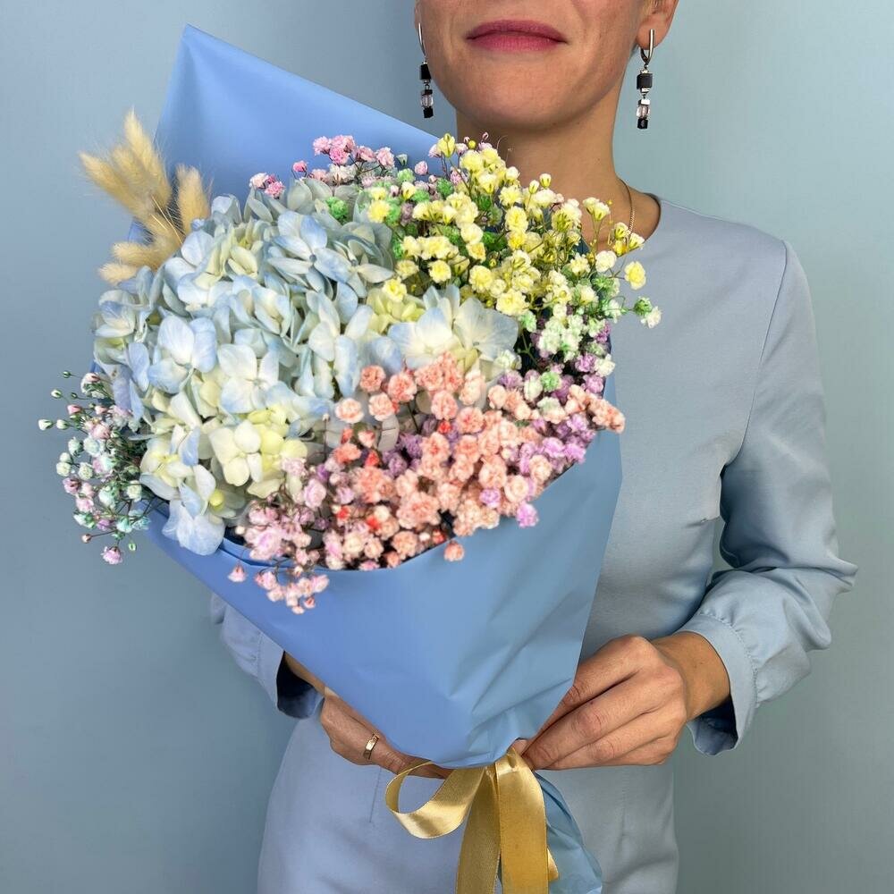 Букет "Радужная гипсофила с гортензией" в голубой упаковке с атласной лентой