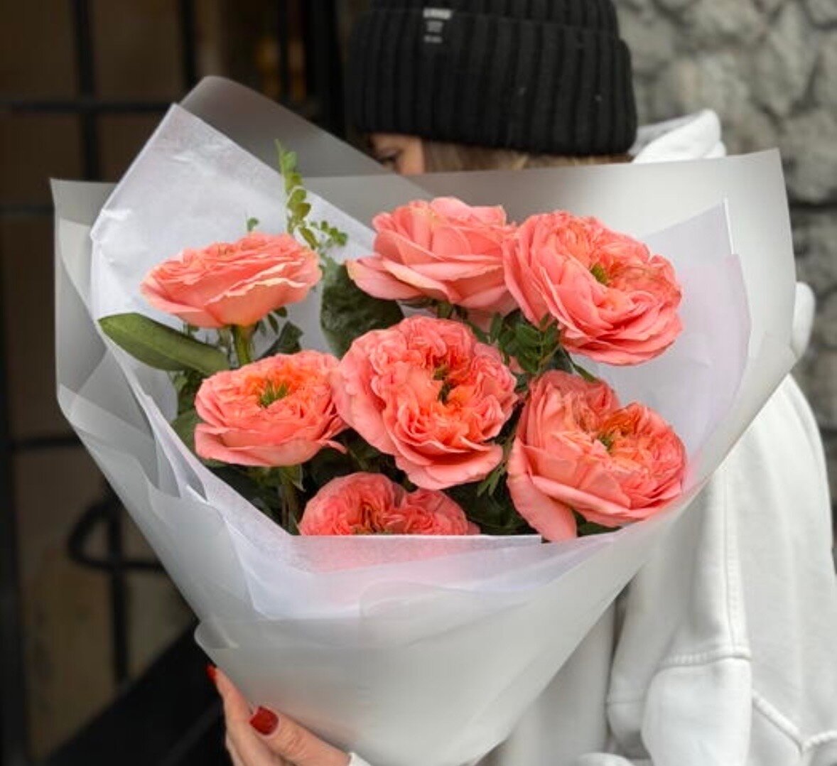 Букет эквадорские пионовидные розы Мандарин (7 штук) с эвкалиптом