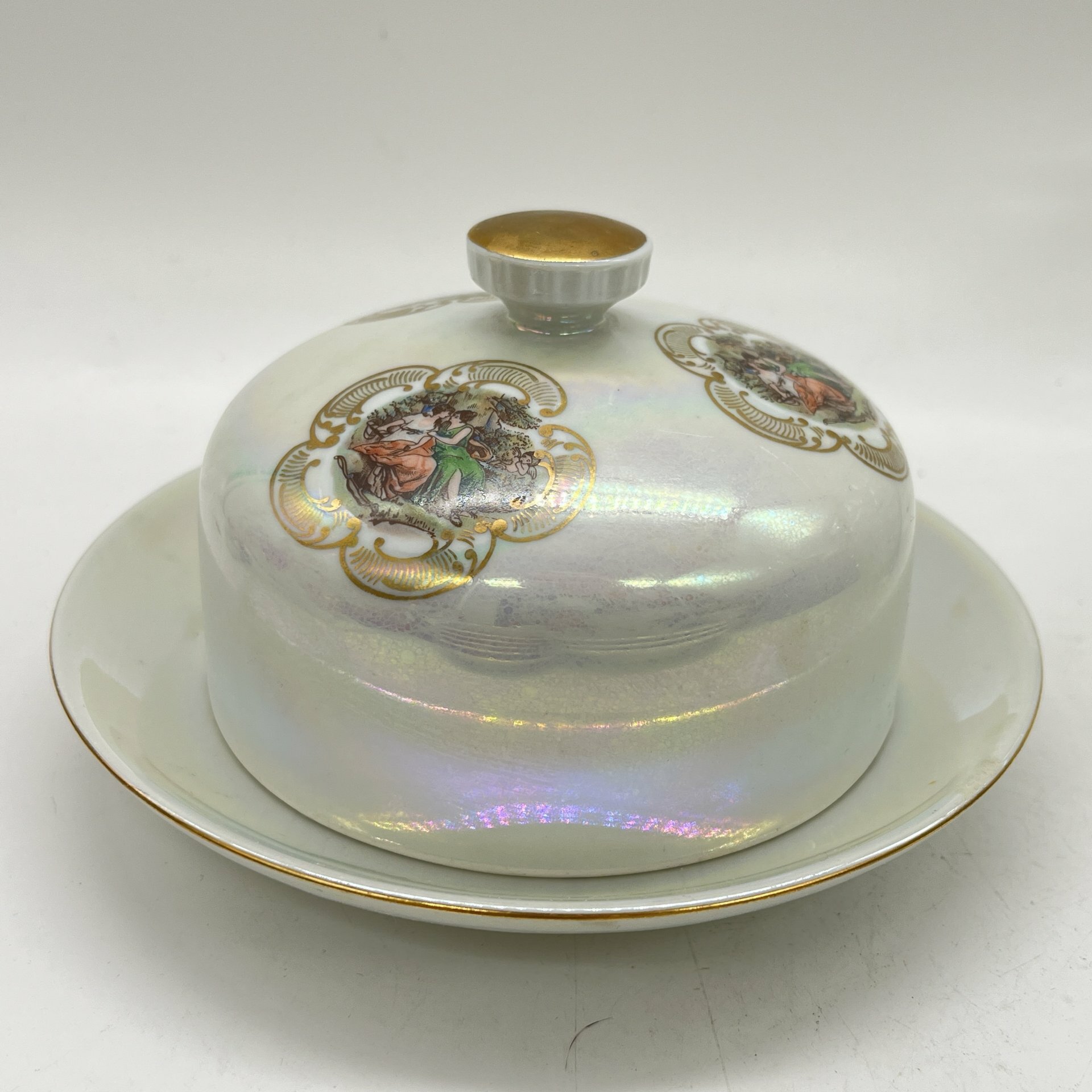 Масленка круглой формы из сервиза "Мадонна", фарфор, люстр, деколь, золочение