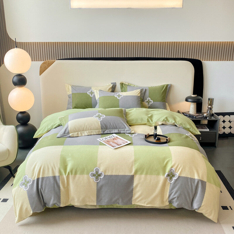 Осенне-зимний четырехпредметный комплект простого утепленного постельного белья из полиэстера и хлопка с принтованными простынями и пододеяльником от Nantong Home Textiles.