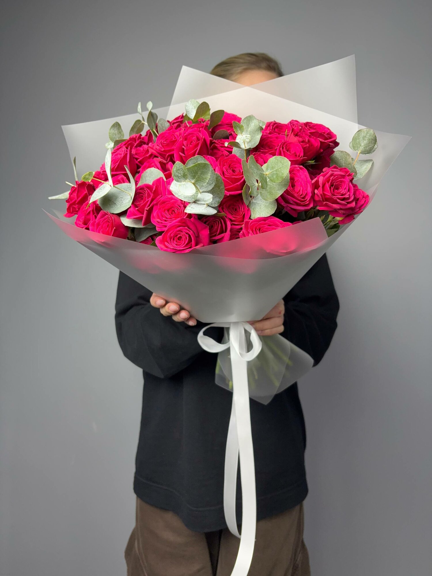 FRESH FLORA Розовое Настроение: букет из 19 кустовых роз и эвкалипта – купить свежие цветы с доставкой в Москве