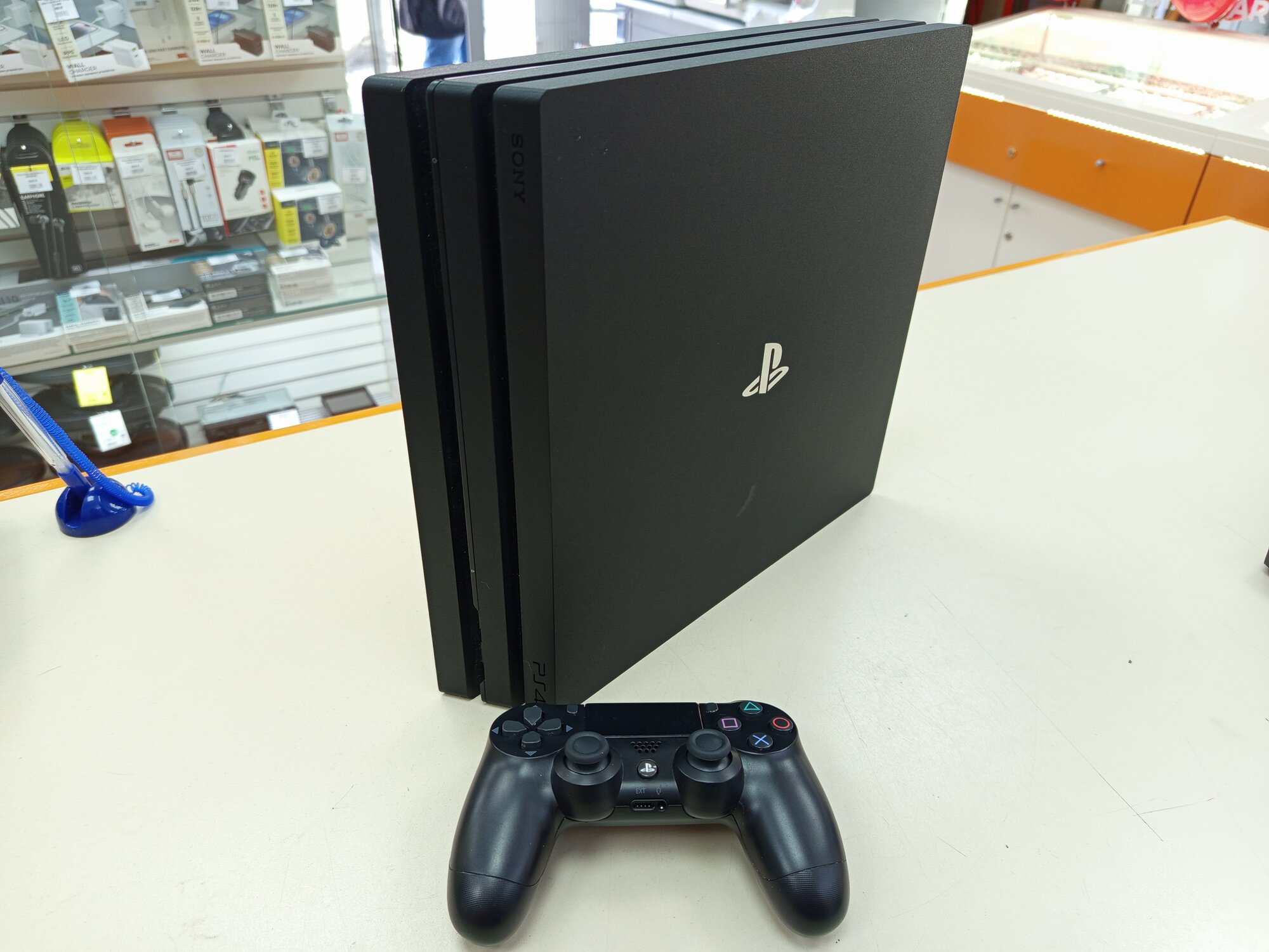 Игровая приставка Sony PlayStation 4 Pro 1TB чёрни, 1 геймпад, уценка, б/у