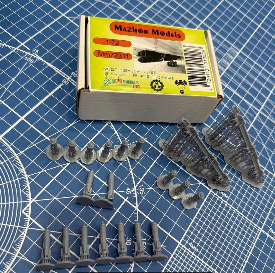 Сборная модель МБД3-У9М Для Ту-22 (2 пилона + 18 ФАБ-250М54) Масштаб 1:72
