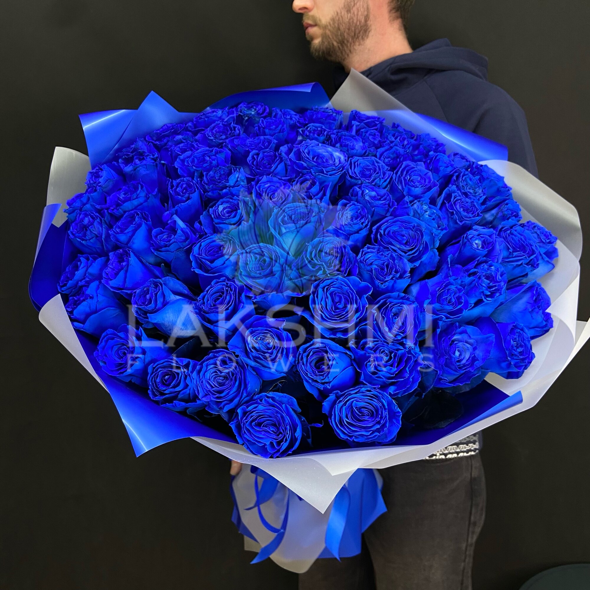 Букет из 75 синих роз в авторской упаковке / Натуральный синий цвет