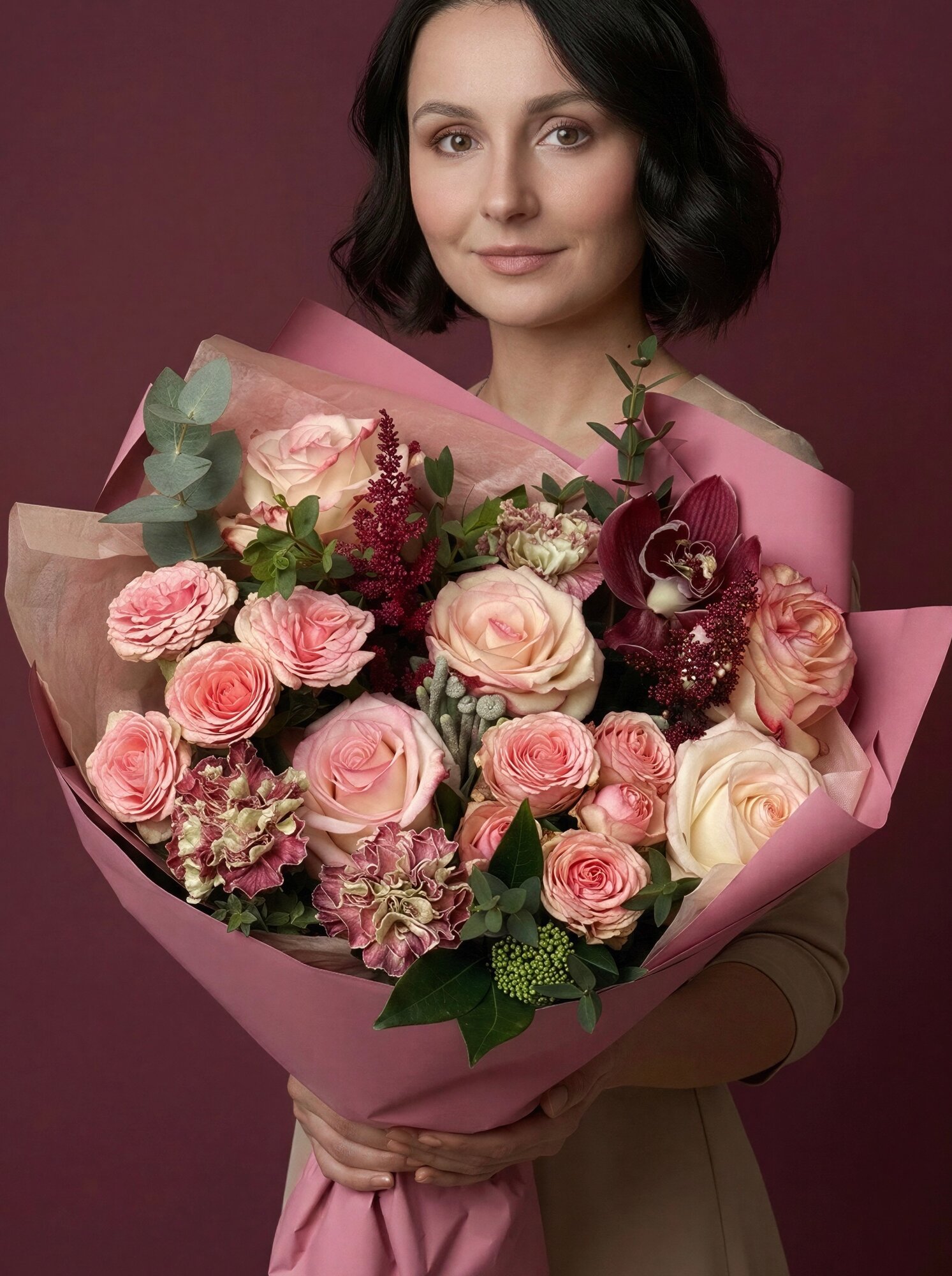 Сборный букет "Взрыв чувств" с орхидеей, розами и диантусами в дизайнерской упаковке