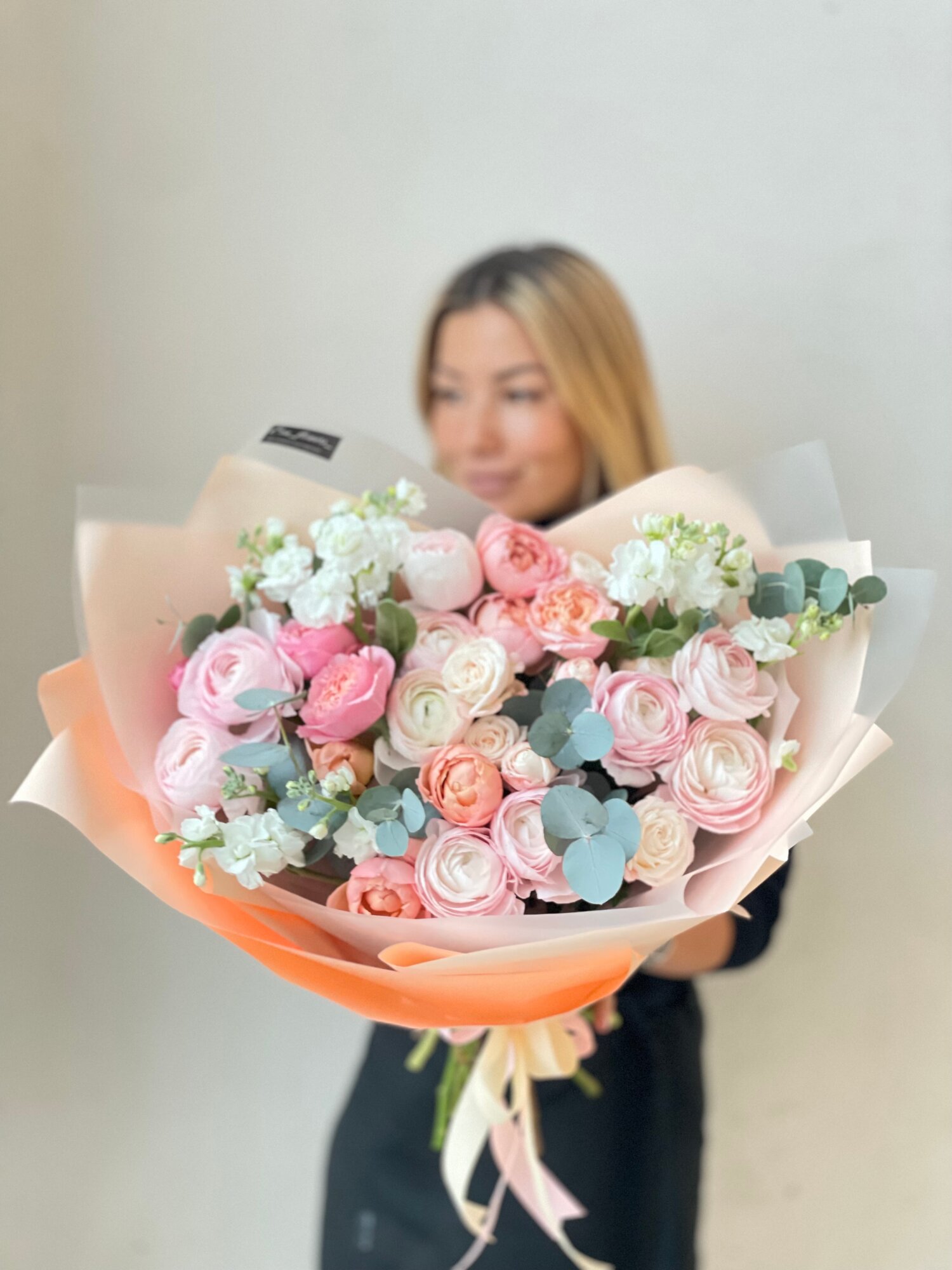 Ранункулюс, пионовидная роза, маттиола, эвкалипт, персиковая упаковка