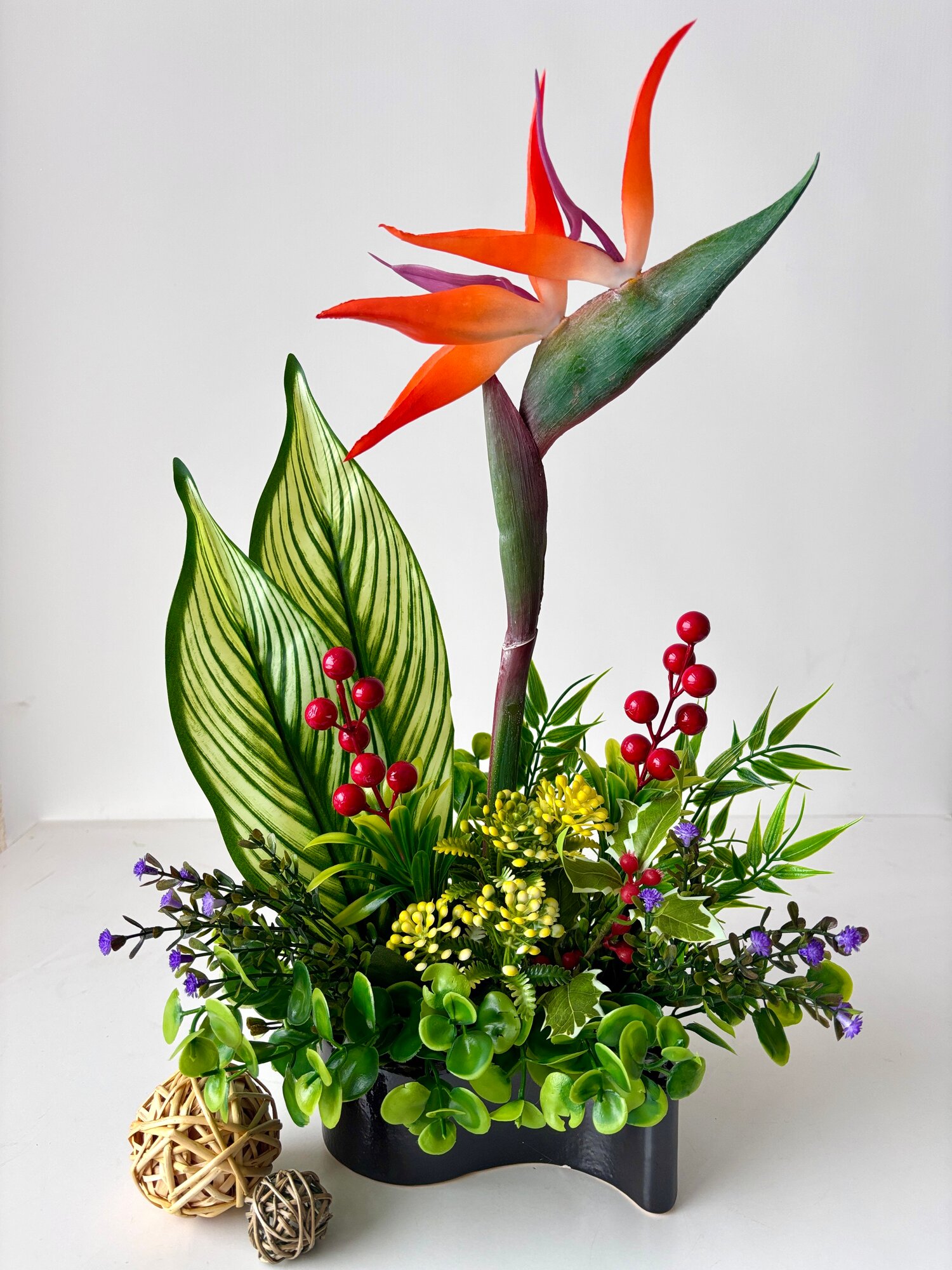 Искусственные цветы и растения в кашпо-папоротник, орхидея, стрелиция