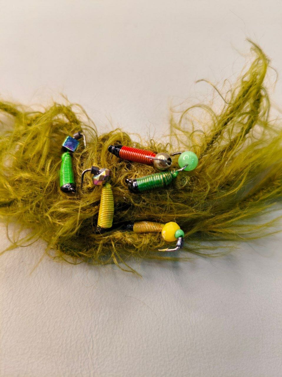 Набор мормышек 5 штук Микс вольф. безнасадочная "яман" Ручейник №7, d-2.5 мм, L-9.5 мм, вес 0,8 гр. кристалл хамелеон, желтый