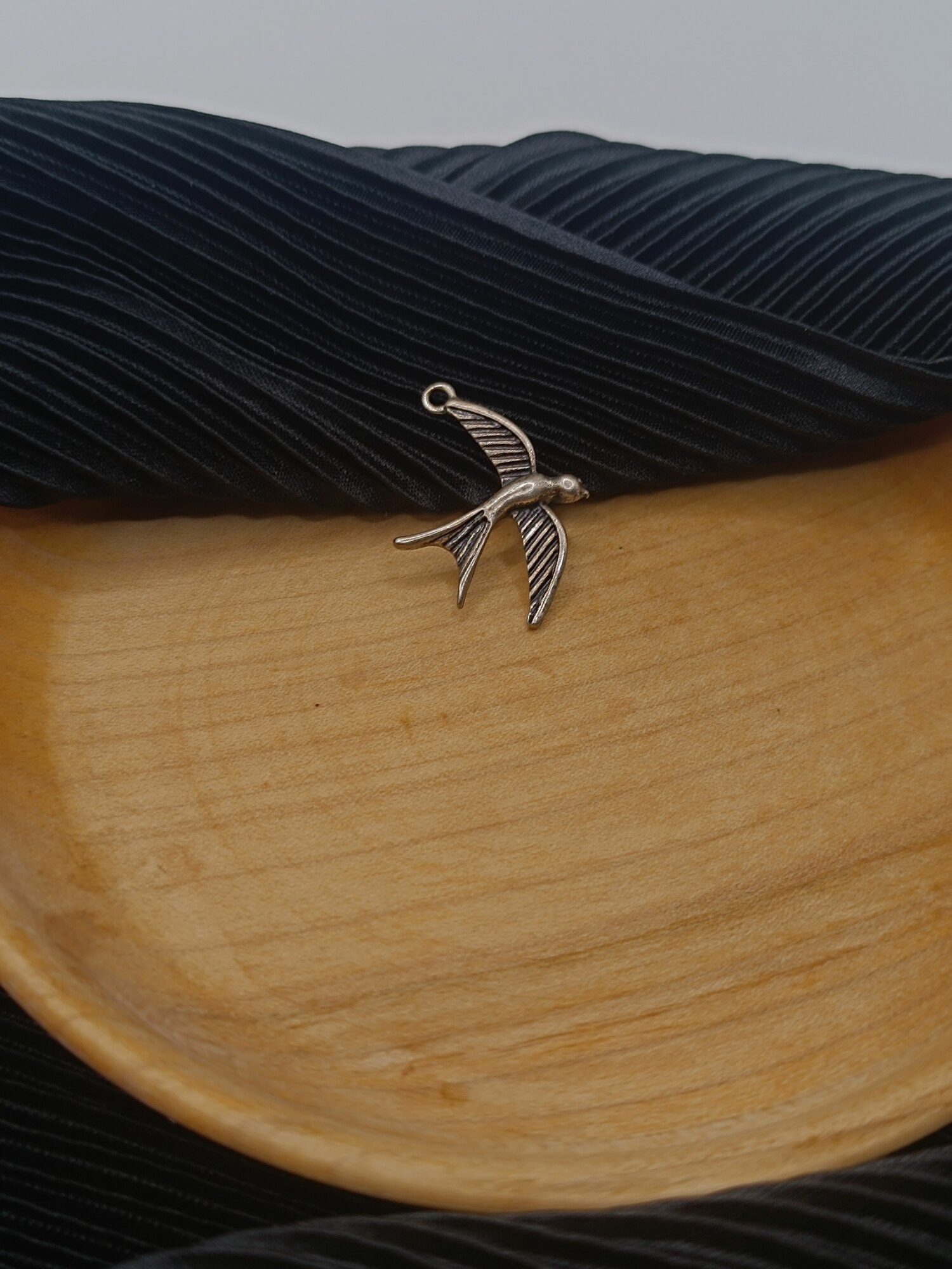 Винтажнвя подвеска ласточка.