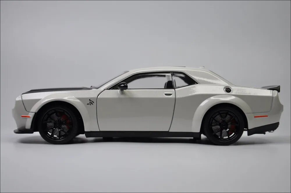 Игрушечная машинка Dodge Challenger SRT 1:24 с открывающимися дверями, белый — фото 1