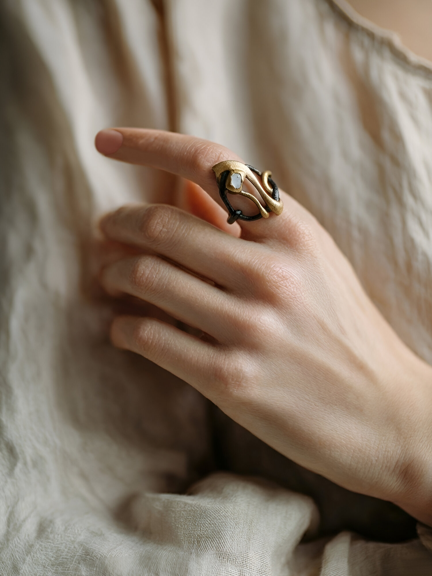 Кольцо тонкое, помолвочное, серебро, 925 проба, золочение, сапфир