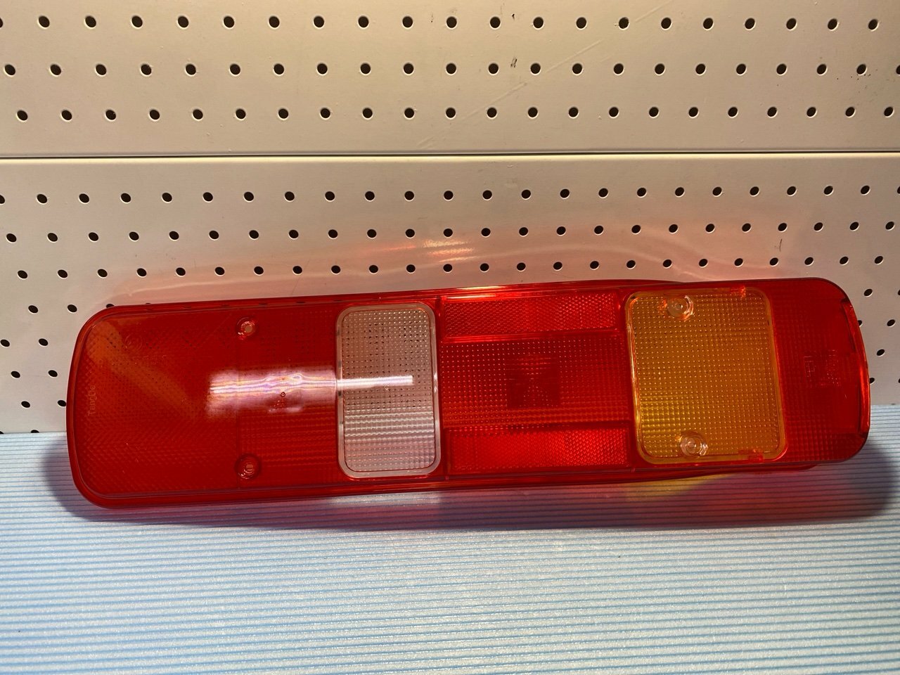 Стекло фонаря заднего VOLVO FH12 FH13 FH16 FM12 FM13 левое /правое (вольво )