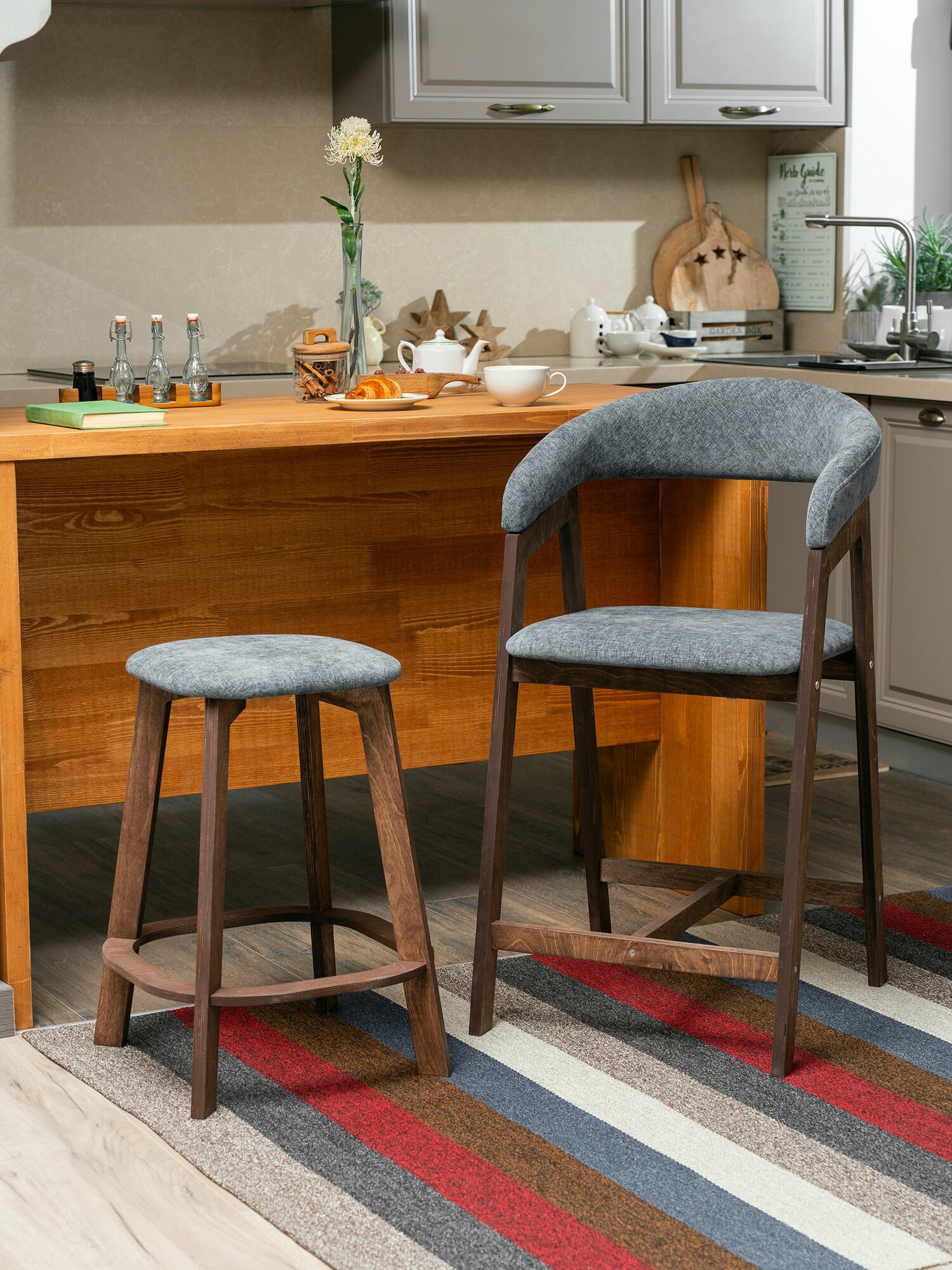 Мягкий полубарный стул + полубарный табурет для кухни