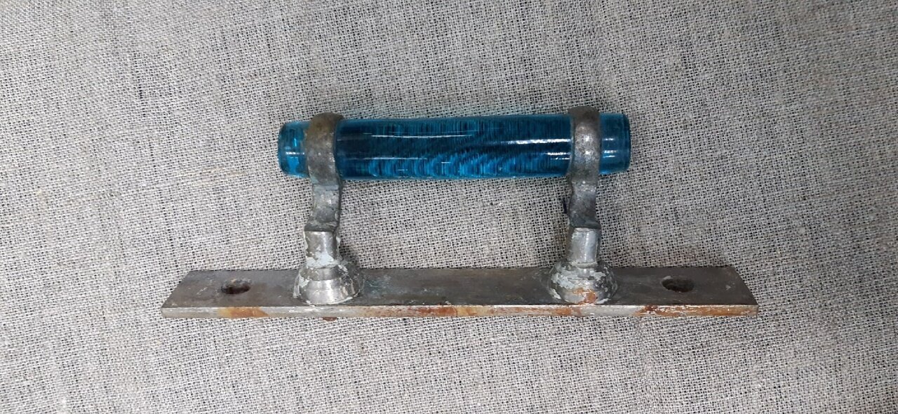 Дореволюционная старинная дверная оконная ручка с цветным стеклом. Кобальтовое стекло. Бронза. Старинная бронзовая оконная ручка, кобальтовое стекло. Производство Тула. Антиквариат. Цветное стекло.