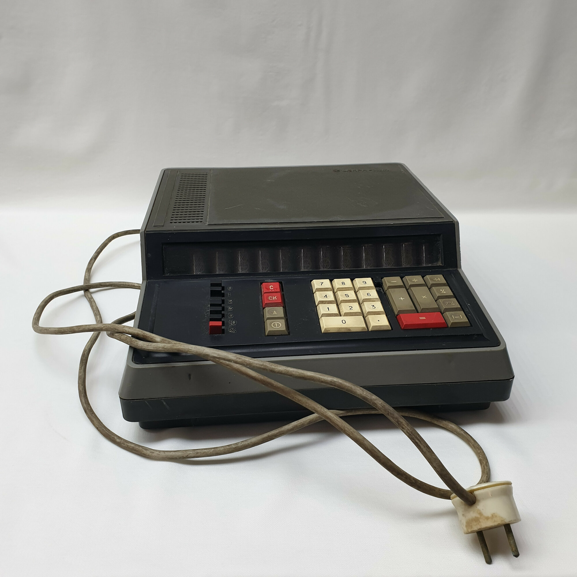 Калькулятор СССР искра - 111М 1978 год, винтажный ламповый прибор.