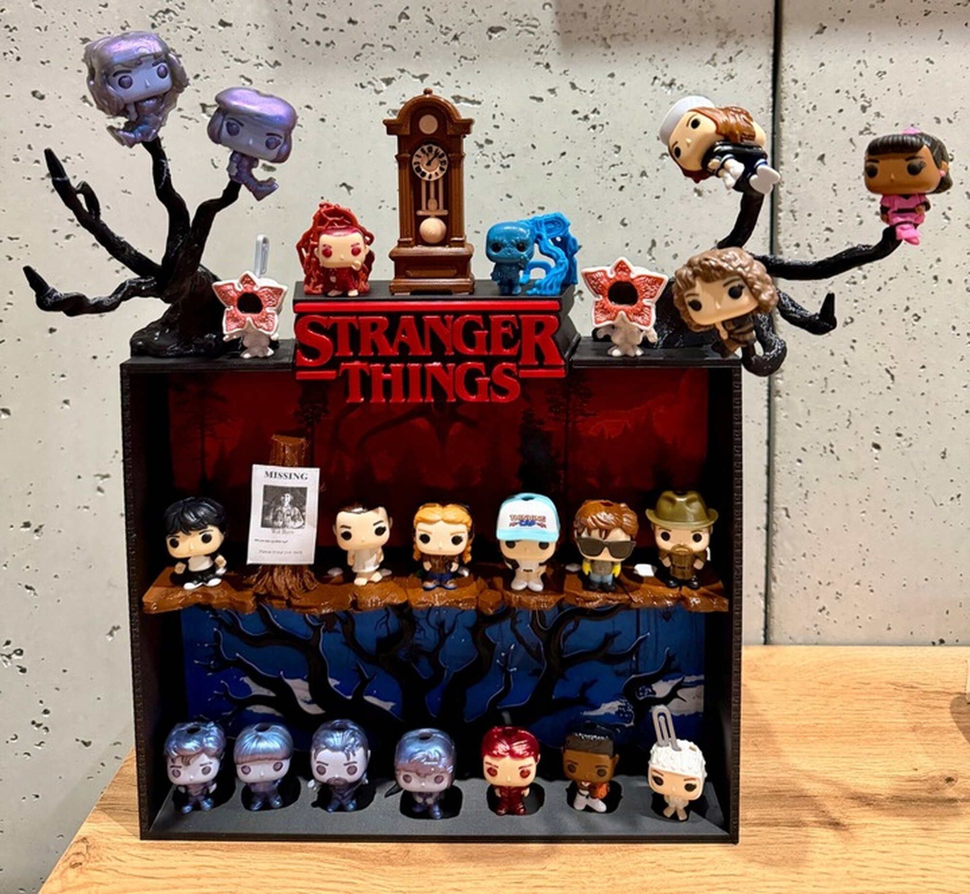 Полка для коллекционных фигурок Funko Pop из серии Stranger Things от Kinder Joy - 31х26 см, цвет черный
