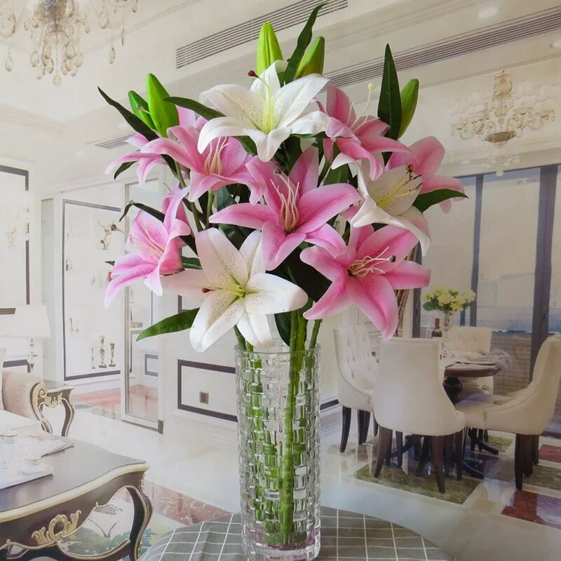 3 розовые и 2 белые искусственные лилии для дома, в комплекте пластиковый вазон, 80-100 символов