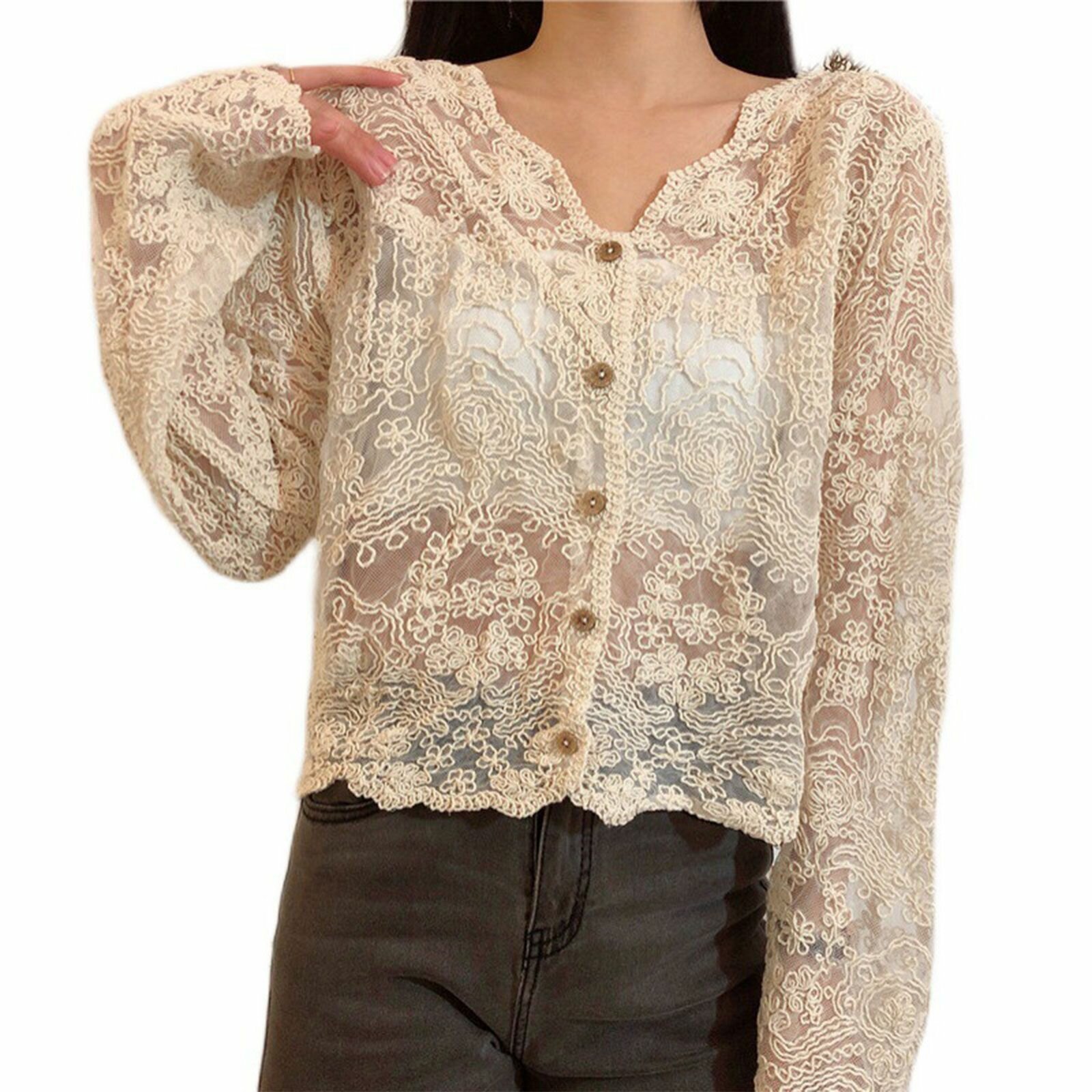 Ажурная рубашка с кружевной отделкой абрикосового цвета.