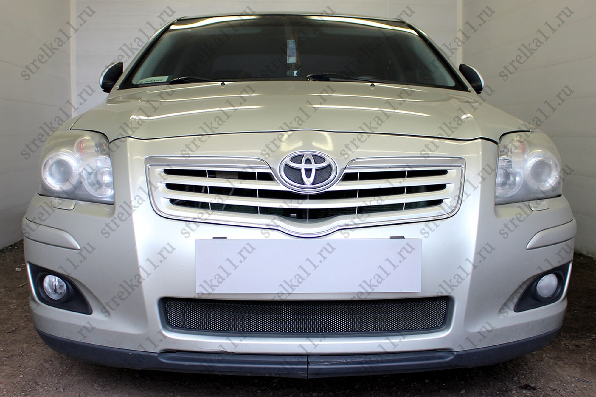Защитная сетка радиатора с окантовкой и защелками для TOYOTA Avensis II рестайлинг 2006-2008