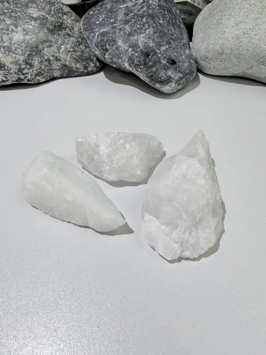 Камень кварц белый колотый в руку: моторика, антистресс 1 шт