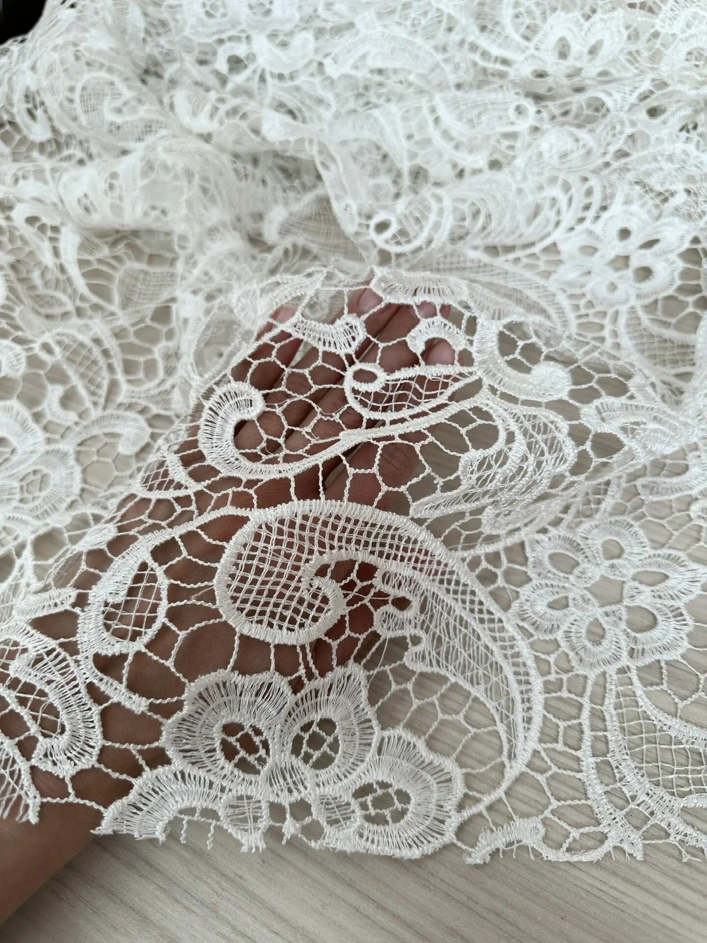 1м Гипюр кружевная ткань для шитья и рукоделия. Цвет белый крупный цветок. Ширина 135 см, плотность 210