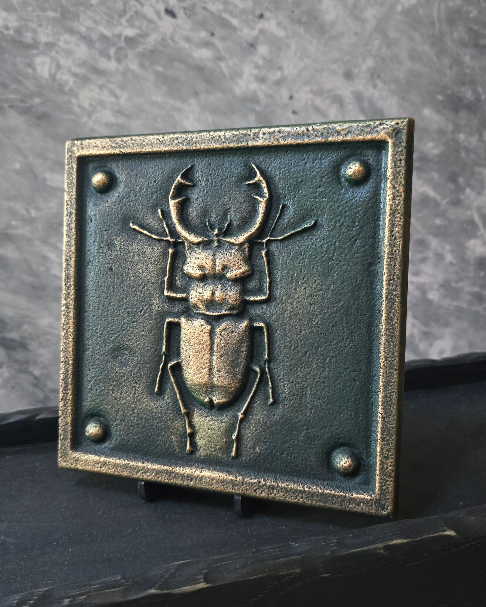 Декоративное панно 22-22см. с фигурой жука, лимитированная авторская коллекция гипсовых насекомых декора на стену и стол