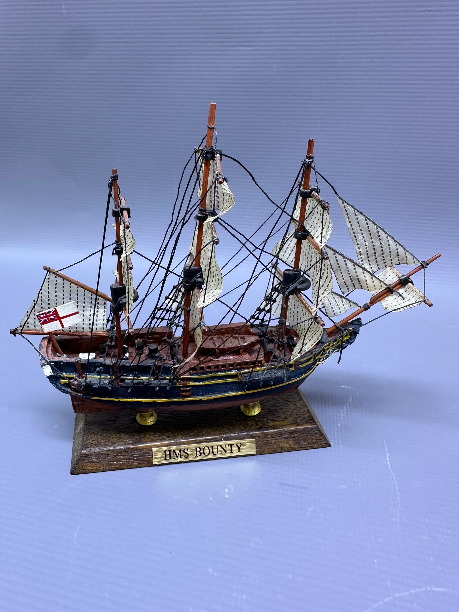Уценка! Кораблик "HMS BOUNTY", длина 14 см, ширина 4 см, высота 15 см